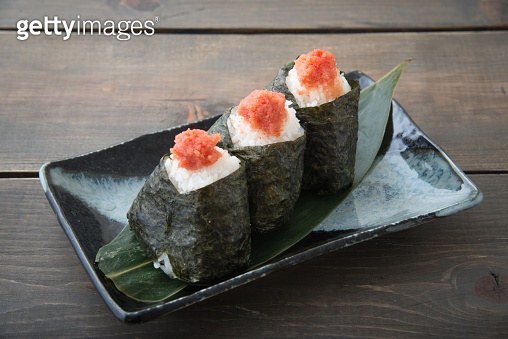 japanese onigiri with tarako, cod roe (869044704) - 게티이미지뱅크