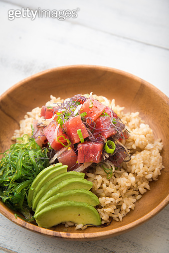 ahi poke bowl on brown rice 이미지 (860670204) - 게티이미지뱅크
