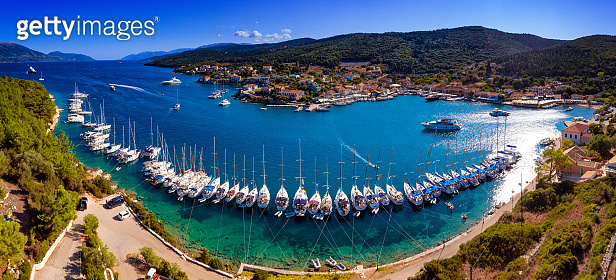 Yachts ancored in harbour in Fiskardo Kefalonya bay in Greece ...