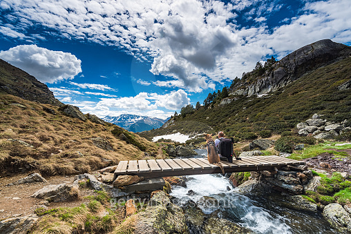 Wanderluster hiker sitting with dog in mountains 이미지 (691924462) - 게티이미지뱅크