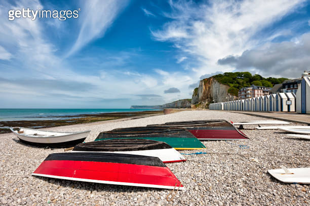 Fishing boats at a Normandy beach 이미지 (882334922) - 게티이미지뱅크