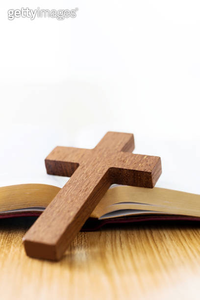 Bible and cross on desk (842379552) - 게티이미지뱅크