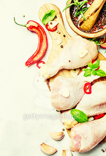 Raw chicken legs and spicy sauce with garlic and chili 이미지 (844785468 ...