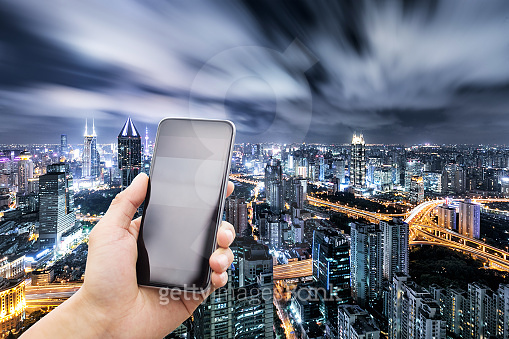 mobile phone with modern city at night 이미지 (803600182) - 게티이미지뱅크