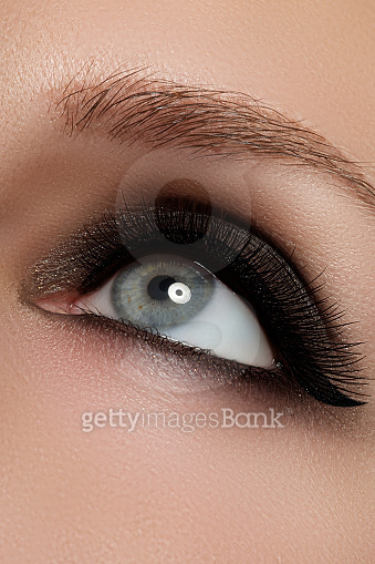 Macro shot of woman's beautiful eye with extremely long eyelashes 이미지 ...