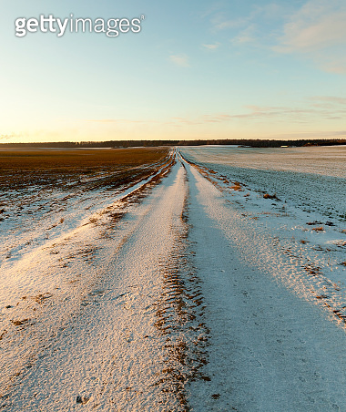 Ruts on a snow-covered road 이미지 (858419404) - 게티이미지뱅크