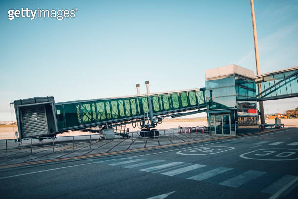 Airport jetway 이미지 (664343782) - 게티이미지뱅크