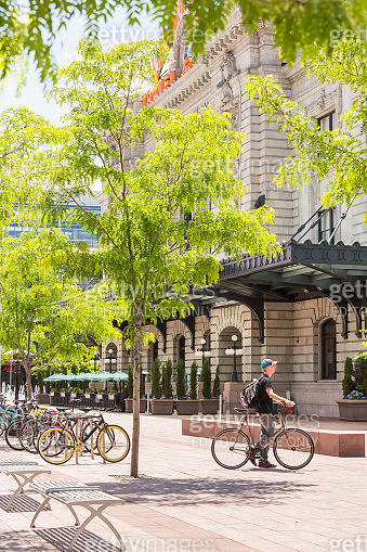 Plaza with shade trees and bike racks 이미지 (647529326) - 게티이미지뱅크
