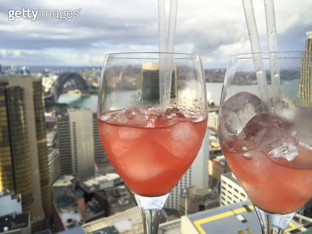 Cocktails in a high rise building. (697762692) - 게티이미지뱅크