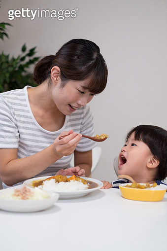 mother and child eating curry rice 이미지 (870712062) - 게티이미지뱅크