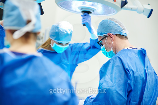 Busy Doctors Over The Operating Table 이미지 638538780 게티이미지뱅크