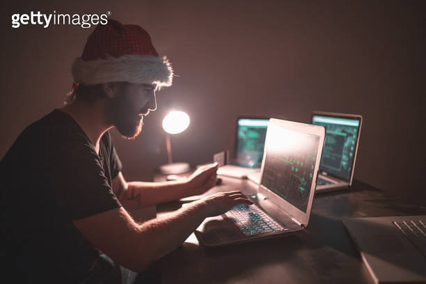 Hacker wearing santa's hat stealing informations (860980770) - 게티이미지뱅크
