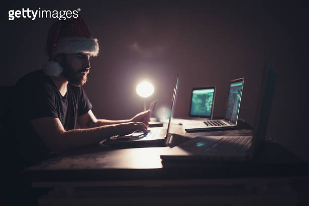 Hacker wearing santa's hat stealing informations (860980092) - 게티이미지뱅크