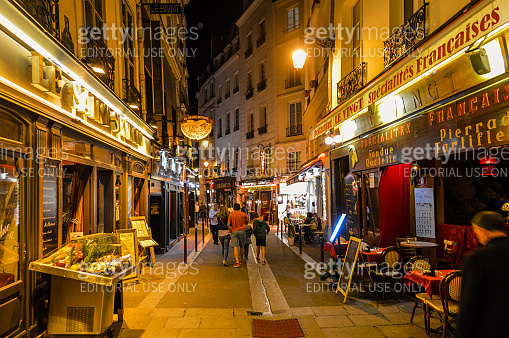 Street scene in the Latin Quarter at night - Paris 이미지 (694937936) - 게티 ...