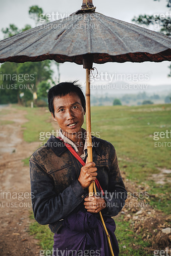 Portrait of burmese man with traditional umbrella 이미지 (692122188) - 게티이미지뱅크