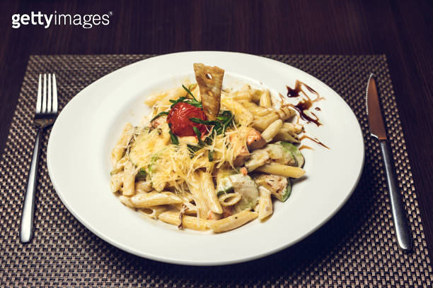 Italian penne pasta with vegetables and grade cheese. (669506502) - 게티이미지뱅크