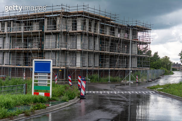 Building site new department in the rain with scaffolding 이미지 ...