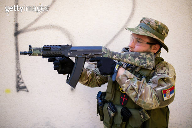 Soldier in an attack/defensive position. 이미지 (871863346) - 게티이미지뱅크