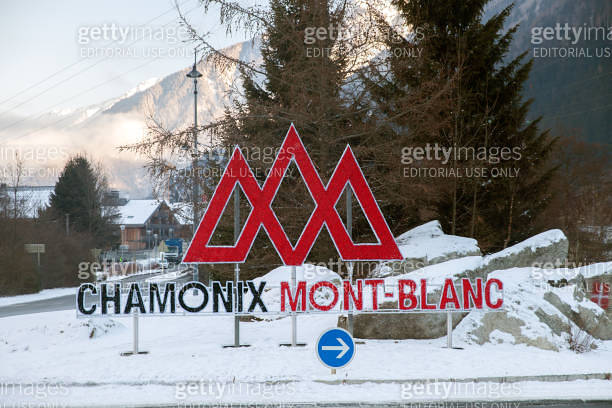 The sign at the entrance to Chamonix 이미지 (884110722) - 게티이미지뱅크