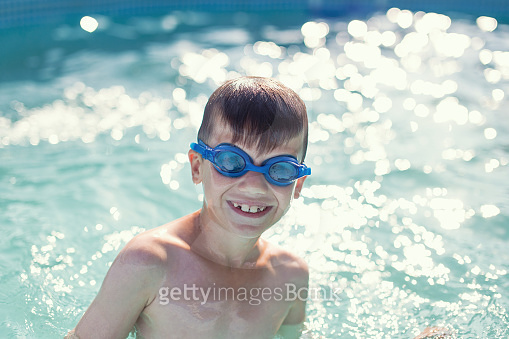 Happy little boy teeth smile in swimming pool (802429636) - 게티이미지뱅크
