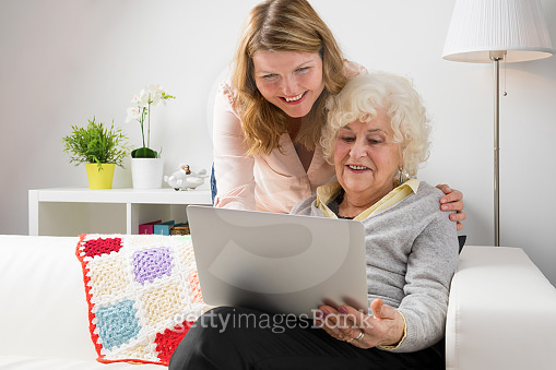 Grandaughter teaching grandma how to use computer (643343704) - 게티이미지뱅크