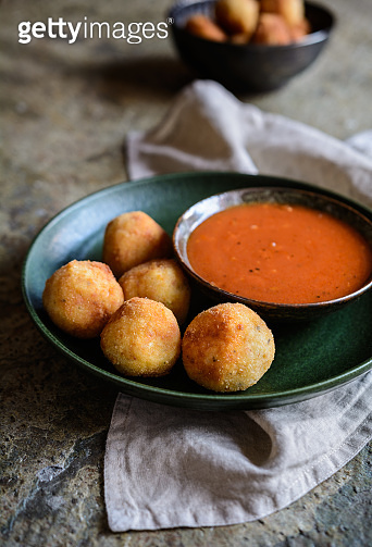 Arancini - traditional deep fried rice balls with meat and cheese 이미지 ...