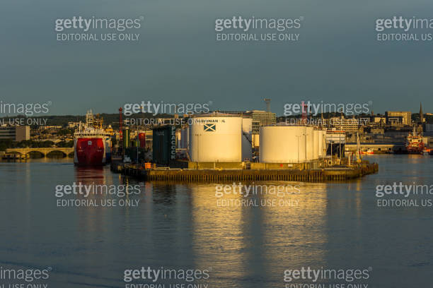 Aberdeen harbour and oil tanks. 이미지 (835578246) - 게티이미지뱅크