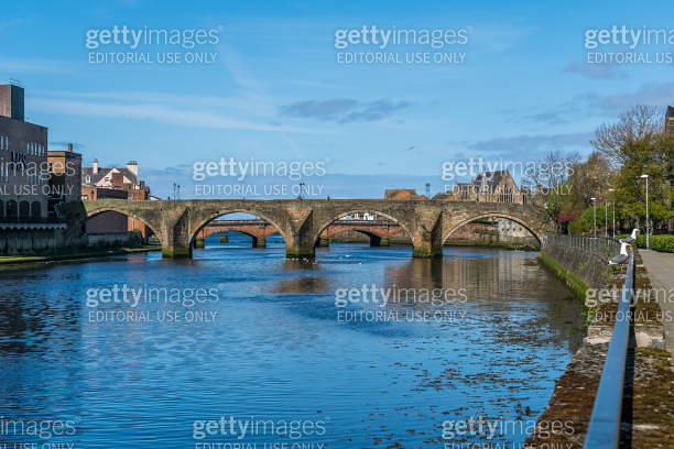 The Auld Brig of Ayr, the River Ayr and seagulls. (843001176) - 게티이미지뱅크