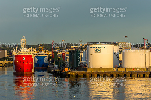 Aberdeen harbour and oil tanks. 이미지 (835583626) - 게티이미지뱅크