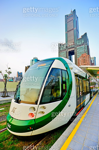 Light rail tram and the skyline in Kaohsiung, Taiwan (805547142) - 게티이미지뱅크