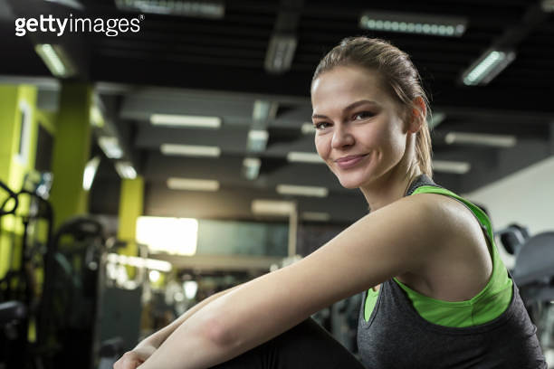 Women taking a brake after workout in gym 이미지 (674775434) - 게티이미지뱅크