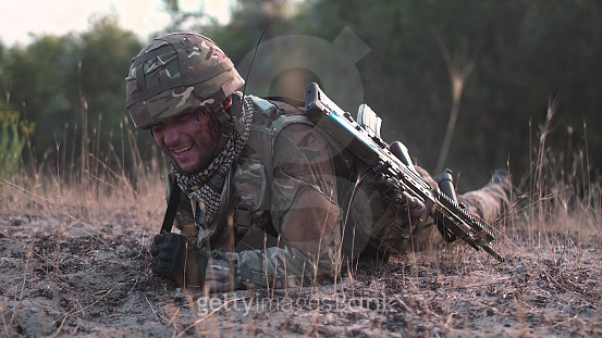 Soldier crawling in field (812757344) - 게티이미지뱅크