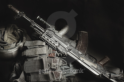 machine gun AK, military helmet and ammunitions (637938984) - 게티이미지뱅크