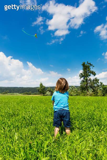 Little boy flying his toy kite in a meadow 이미지 (694924312) - 게티이미지뱅크