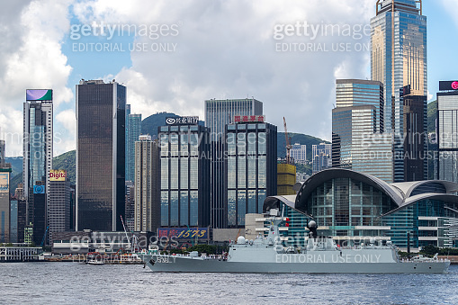 Yantai multi-role frigate acrossed Victoria harbour of Hong Kong 이미지 ...