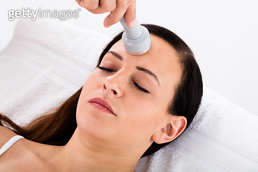 Woman Receiving Microdermabrasion Therapy On Forehead 이미지 (842199698 ...
