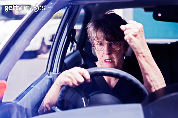 Angry old woman driver shakes her fist, grimacing 이미지 (693208524) - 게티이미지뱅크