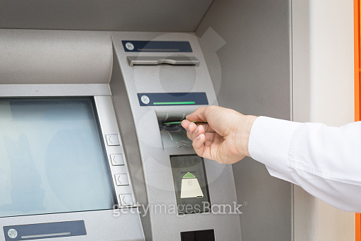 man hand insert credit card to atm 이미지 (826724858) - 게티이미지뱅크
