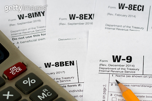 w-9 and w-8ben tax forms 이미지 (896228938) - 게티이미지뱅크