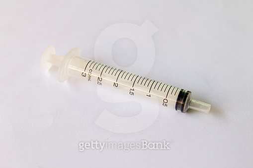 Transparent plastic syringe placed on white background 이미지 (810733922 ...