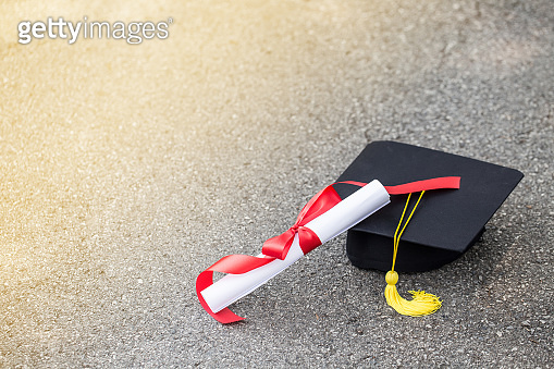 Graduation cap and certificate on ground with copy space 이미지 (838188850 ...