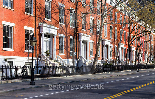 Block of historic buildings along an empty street in New York City 이미지 ...