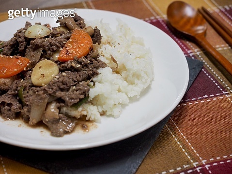 Asian food Bulgogi with Rice, A bowl of rice topped with bulgogi 이미지 ...