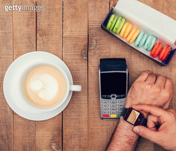 Contactless payment with smartwatch for french macaroons and latte 이미지 ...