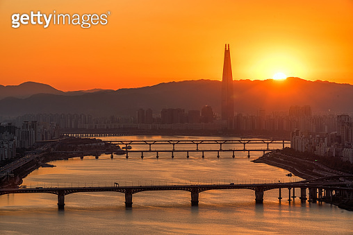 Morning sunrise in Seoul and views of the Han River in South Korea. 이미지 ...