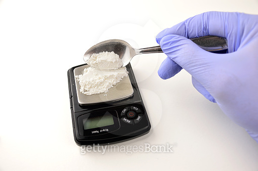 measuring drug with digital scale 이미지 (695287400) - 게티이미지뱅크