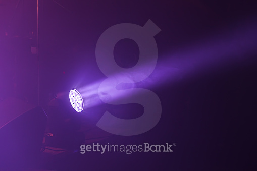 Stage LED spot light with purple beam 이미지 (641794276) - 게티이미지뱅크