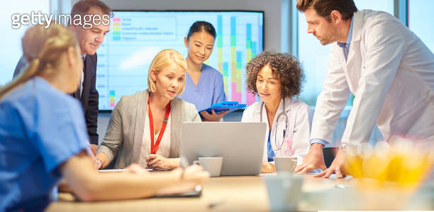 hospital team discussion 이미지 (871820430) - 게티이미지뱅크