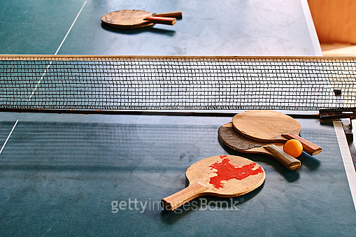 Old table tennis rackets on the game table (805416780) - 게티이미지뱅크