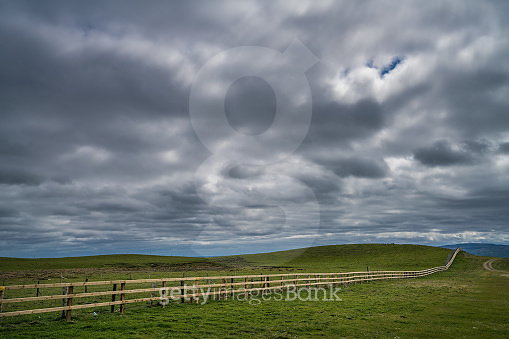 Wooden fence in irish countryside (682736032) - 게티이미지뱅크